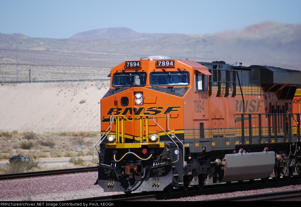 BNSF 7894 rolls west out of the BNSF Barstow yard leading a westbound Z-Train towards LA.
